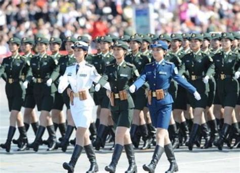 中国女兵惊艳亮相，靴子丝袜备受关注，网友：想得周全！ 阅兵场 新浪新闻