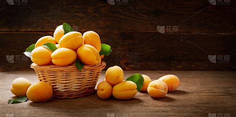 篮子里装着新鲜成熟的杏