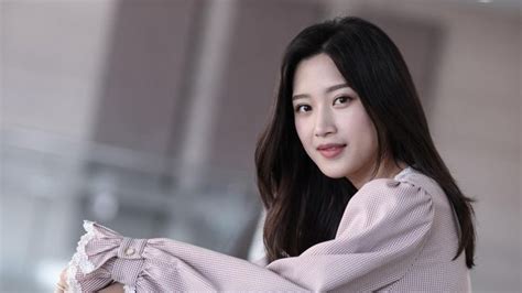 Tampil Di Paris Fashion Week Moon Ga Young Pakai Baju Transparan