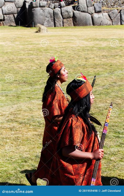Dos Mujeres Disfrazadas Tradicionales En El Festival Inti Raymi Foto De