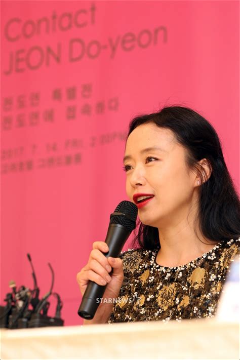 포토 전도연 18번째 작품 여유를 갖고 기다리는 중