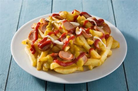 Salchipapa Típica De América Latina Salchichas Con Papas Fritas Salsa