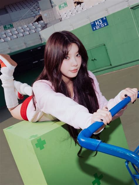 241115 Behind Cut Illit Moka Tick Tack Mv Shoot Suit Nữ Meme