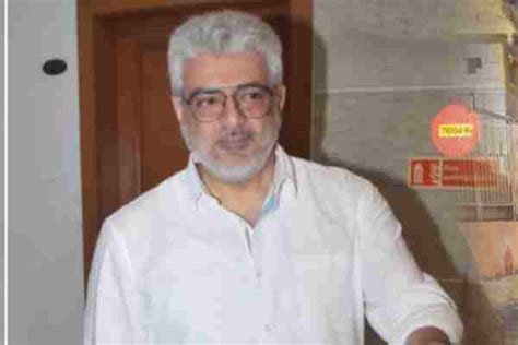 திருப்பதி சென்றுள்ள நடிகர் அஜித் பிரபலத்தை கண்டதும் ரசிகர் செய்த செயல்