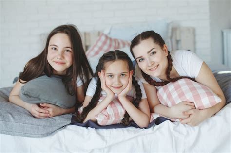 Meninas Com Tranças E Um Irmão Mais Novo Uma Família De Camiseta