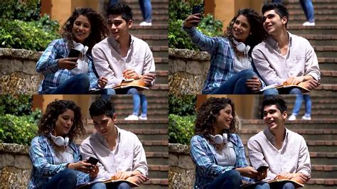 大学校园里快乐的年轻夫妇自拍照玩得开心视频素材下载