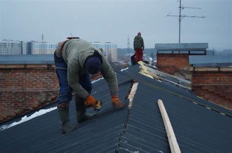 На багатостраждальній вулиці Яблунській у Бучі відремонтували дах