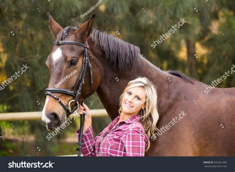Sexy Blond Farm Girl Posing Her Foto De Stock 202361683 Shutterstock