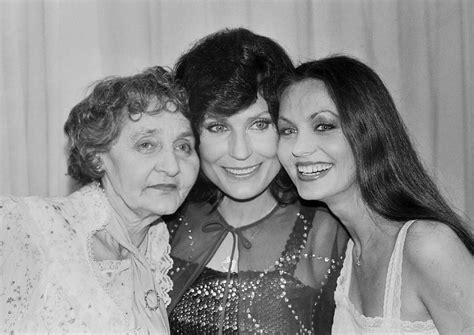 Loretta Lynn And Crystal Gayle With Their Mama Clara Webb Butcher