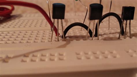 Simple Yet Powerful Static Electricity Detector Which Can Also Detect