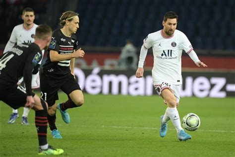عکس لیونل مسی در حال بازی فوتبال با پیراهن تیم پاری سن ژرمن 1664690