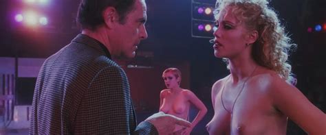 Elizabeth Berkley Nue Dans Showgirls
