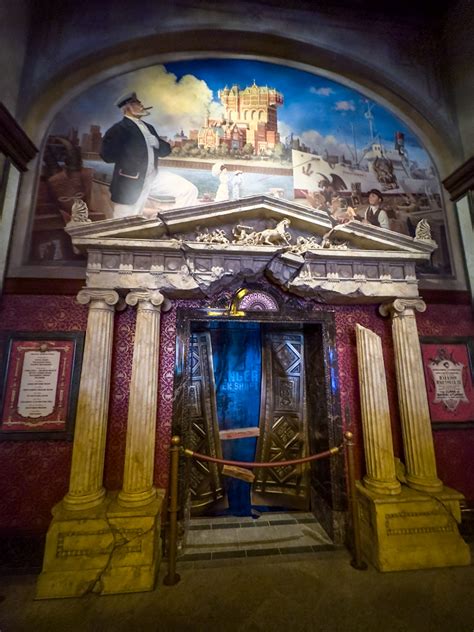 シリキ・ウトゥンドゥの目が光る！東京ディズニーシー「タワー・オブ・テラー」キーチェーン