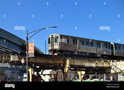 Chicago Illinois Usa A Cta Rapid Transit Elevated Red Line Train