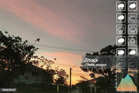 기상 예보 배경에 대한 다채로운 황혼 열대 여름 하늘의 극적인 대기 파노라마보기에 그래프와 차트와 일기 예보 기호 데이터 프리젠 테이션 0명에 대한 스톡 사진 및 기타