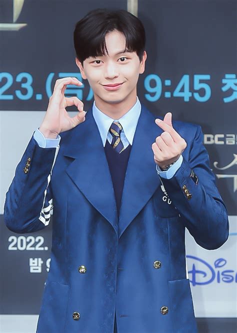 포토 육성재 하트 오케이