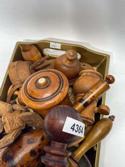 Generous Lot Of Vintage Treenware Dixons Auction At Crumpton