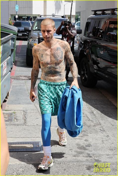 Justin Bieber Goes Shirtless While Out In Beverly Hills With Friends Photo 5162482 Justin