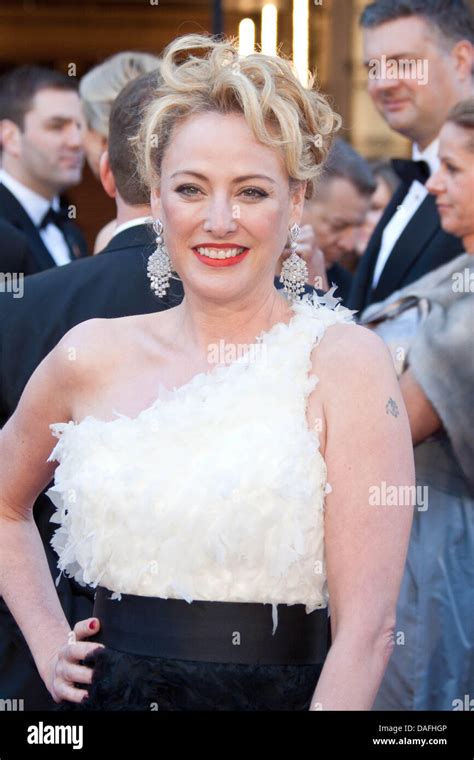 Virginia Madsen Kommt An Fotos Und Bildmaterial In Hoher Auflösung