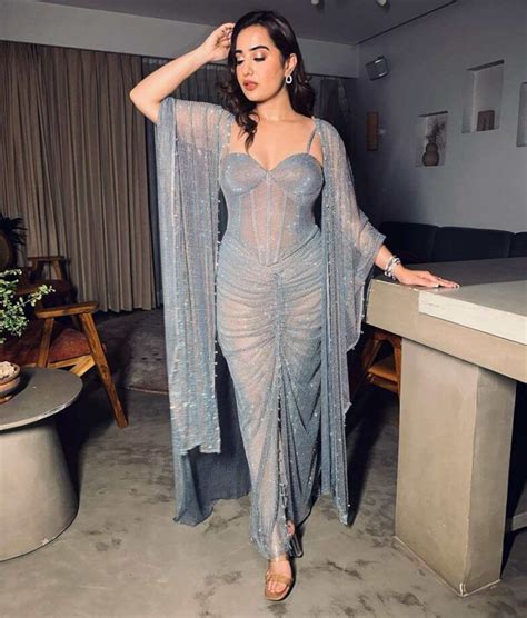 Lapet Liya Badan Kusha Kapila Looks Dazzling In Stunning Silver See