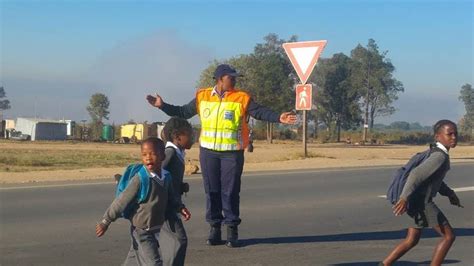 Jmpd Officer Goes Above And Beyond Her Call Of Duty
