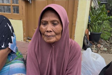 Diterjang Banjir Nenek Hermin Cuma Bawa Baju Yang Ada Di Badan Warga