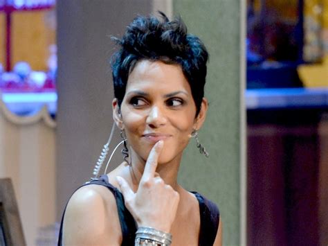 Холи Бери не се развежда загубила си халката Nova