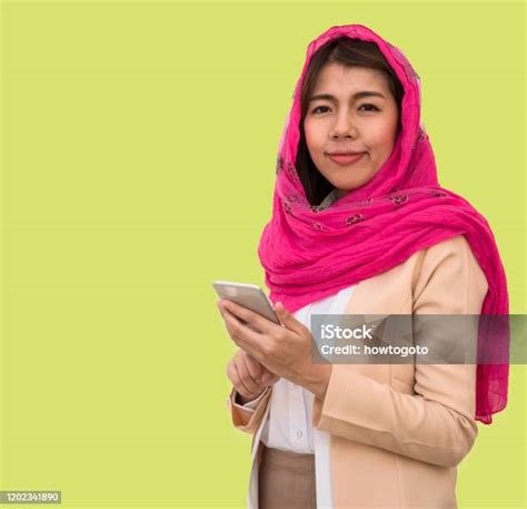 스마트 폰 응용 프로그램을 사용하여 이슬람 여성은 스마트 폰 무슬림 현대 Uae 도시를 들고 손에 일정 의제를 구성합니다 아랍