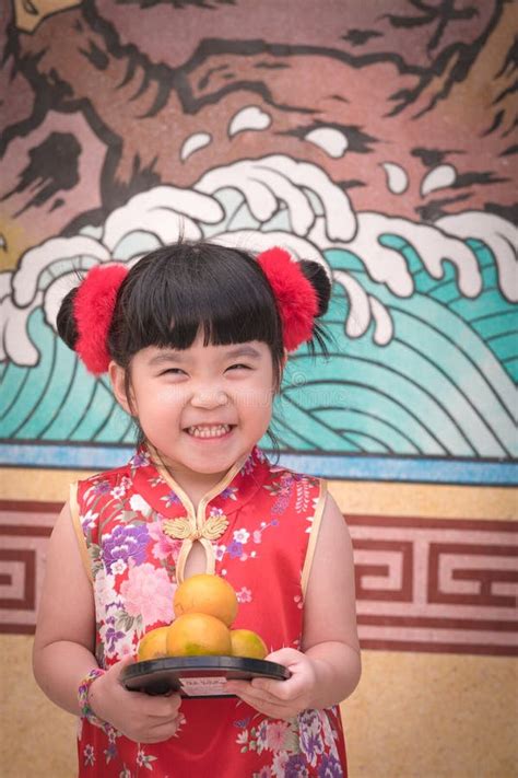 Das Asiatische Chinesische Mädchen Auf Den Traditionellen Chinesen Der