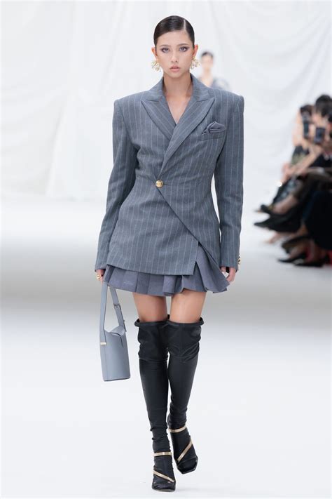‘women In Art เสน่ห์แห่งแฟชั่นและศิลปะในคอลเลกชั่น Sirivannavari Autumnwinter 2024 2025 L