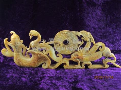 汉 龙凤拱壁 中国古玉网