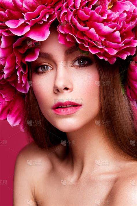 年轻漂亮的花样式肖像