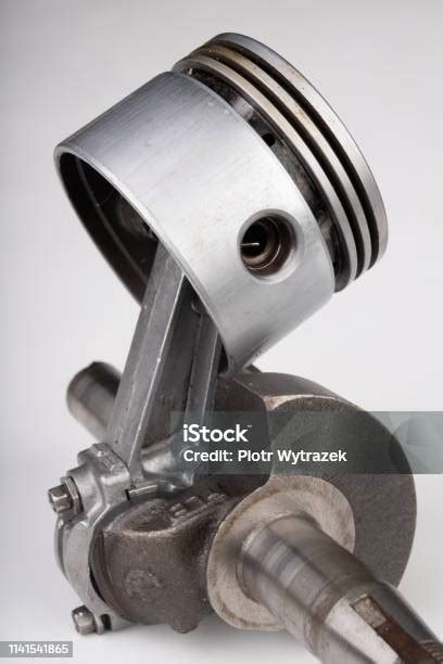 소형 연소 엔진의 피스톤 및 커넥팅 로드 고 출력 발생기를 장착 하는 데 필요한 구성 요소 밝은 배경입니다 강철에 대한 스톡 사진 및 기타 이미지 Istock