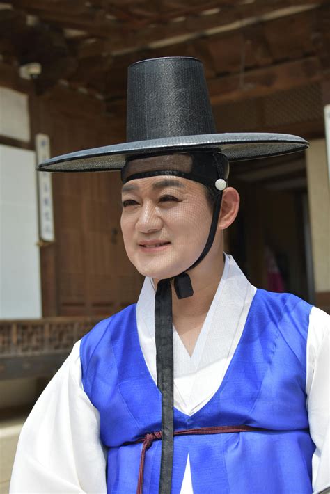 건물 건축 경복궁 경치 관광 관광객 궁전 대한민국 도시 문화 빨간 드레스 빨간 한복 사람 사원 성 아시아 야외에서 여행 예술 입다 전통