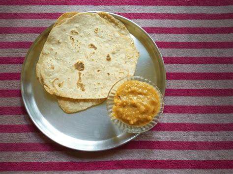2 En La Categoría Chapati Rol De Fotos E Imágenes De Stock Libres De