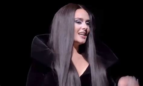 Adele Se Viste De Morticia Addams En Su Concierto Al Estilo Halloween