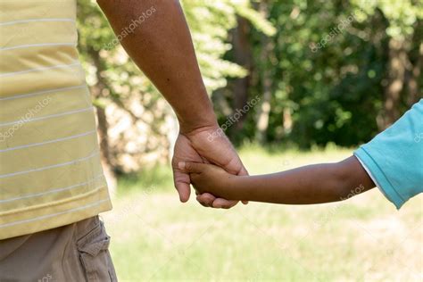 Padre E Hijo Tomados De La Mano 2024