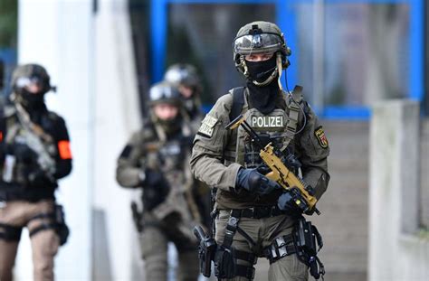 Großeinsatz Der Polizei Sek Einsatz In Karlsruhe Straße Abgeriegelt