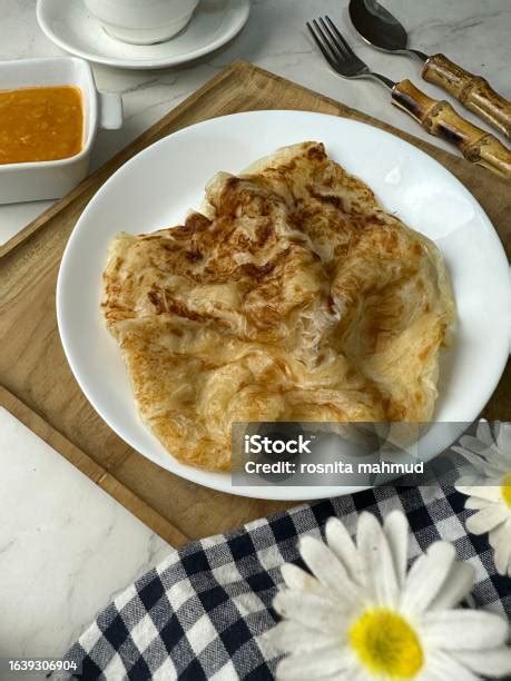 Roti Parata Atau Roti Canai Dengan Saus Kari Sarapan Malaysia Yang