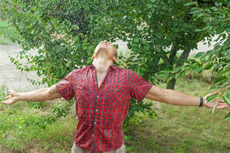 性感的年轻人在雨中淋湿