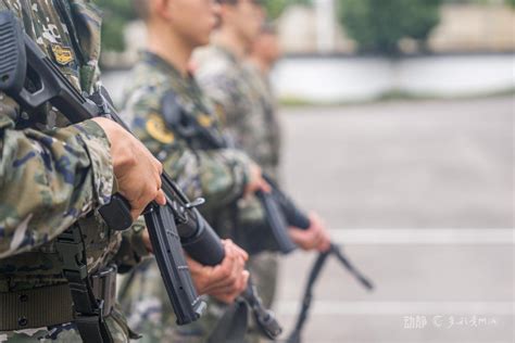 新兵授枪！这一刻，钢枪入怀使命在肩