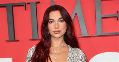 가수 두아 리파 반짝이는 은색드레스 고급스러운레드 카펫 위 ‘美의 향연”