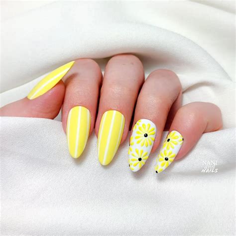 23 Aesthetic Yellow Nails With Flowers For 2024 Drexplains