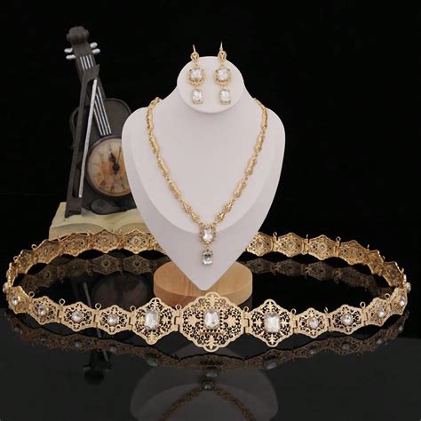 18 Karat Vergoldetes Set Aus Gürtel Ohrringen Und Halskette Aus