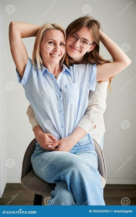 Lindo Momento Familiar De Abrazo De Madre E Hija Imagen De Archivo