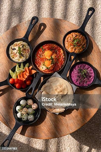 레바논 레스토랑에서 제공되는 후무스 샥쇼카 샐러드 레바네 치즈를 곁들인 중동 아랍식 조식 음식 메제 그릇 Shakshouka에 대한 스톡 사진 및 기타 이미지 Istock