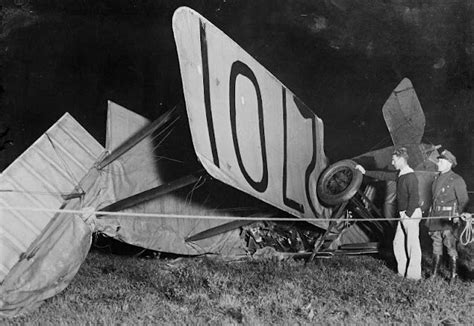 25 Incredible Photos Of Aviation Accidents Taken By Leslie Jones In The