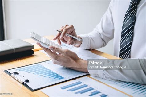 지출 재무 연간 재무 보고서 대차대조표 명세서 를 분석하고 계산하는 사업가 회계사 및 문서 그래프 및 다이어그램 분석 재무 작성 보고서 작성 경제에 대한 스톡 사진 및 기타