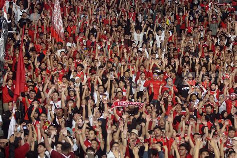 Melihat Aksi Supporter Dukung Timnas Indonesia Merahkan Stadion Gbk