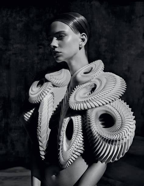 Iris Van Herpen La Pionnière De La Tech Couture Au Mad